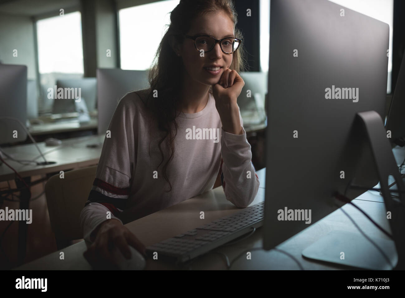 College female computer smiling hi-res stock photography and images - Alamy