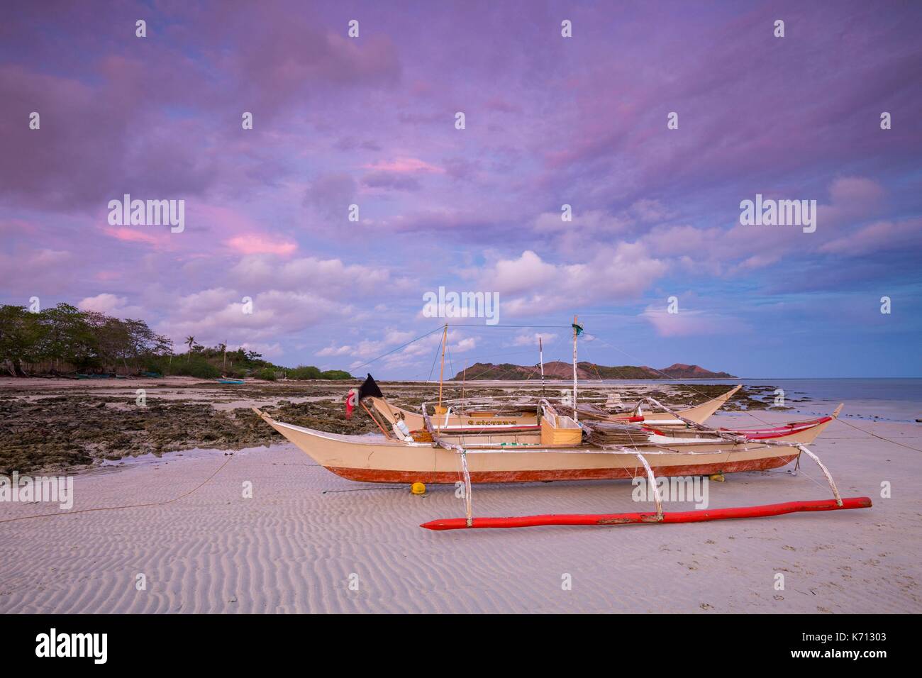 Traditional philippines fishing boat hi-res stock photography and ...