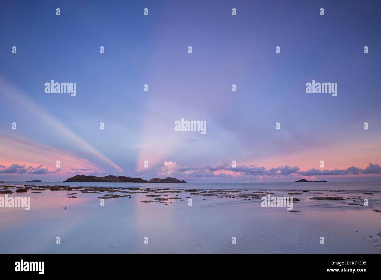 Philippines, Palawan, Dumaran Island, Araceli, last rises of sun from ...