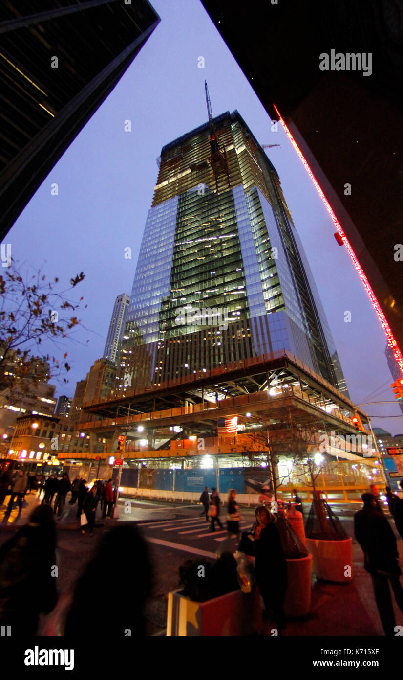 New york skyline night ground level hi-res stock photography and images ...