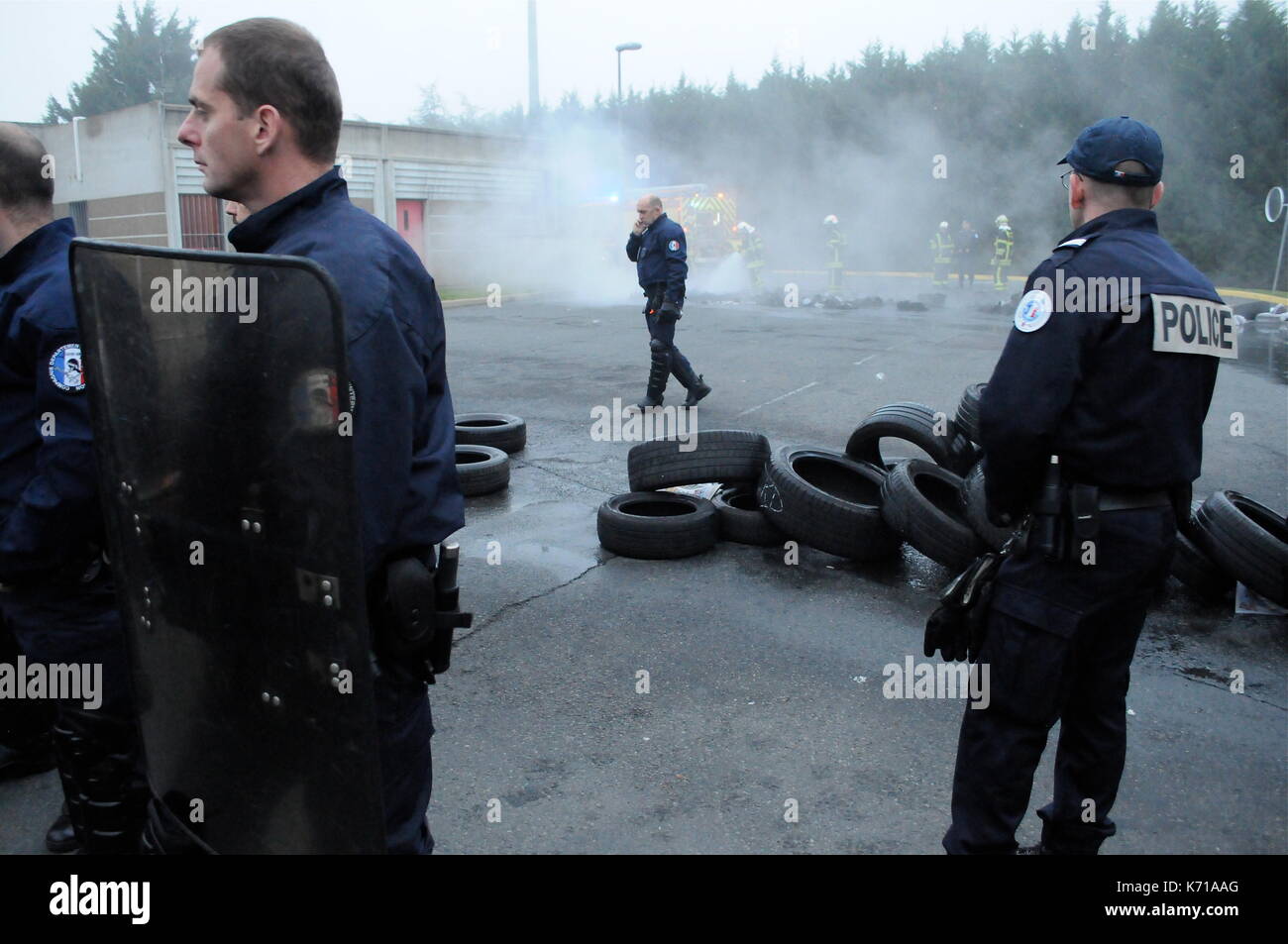 Watchmen block the access to Villefranche-sur-Saone Prison to protest ...