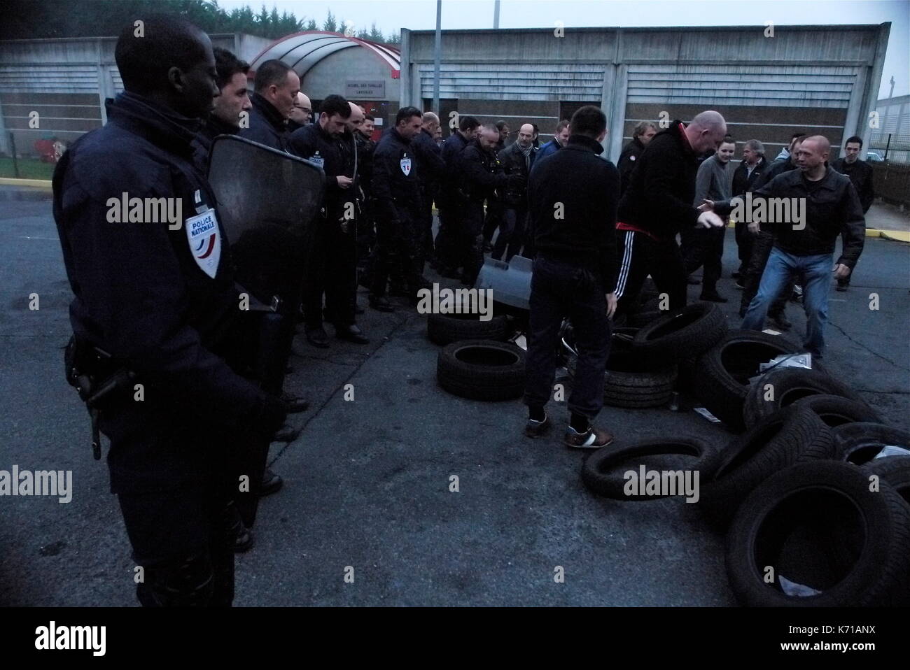 Watchmen block the access to Villefranche-sur-Saone Prison to protest ...