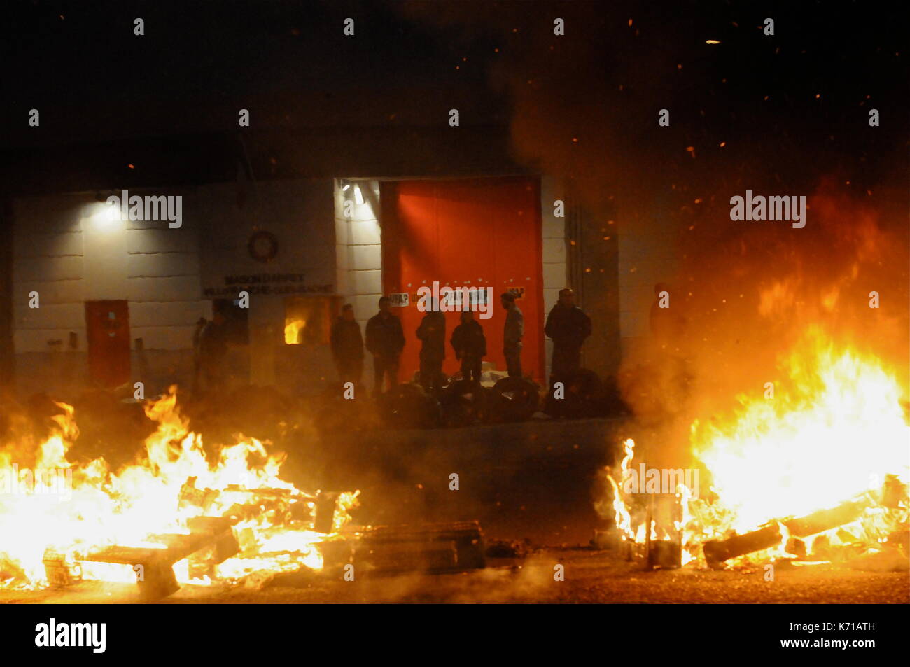 Watchmen block the access to Villefranche-sur-Saone Prison to protest ...