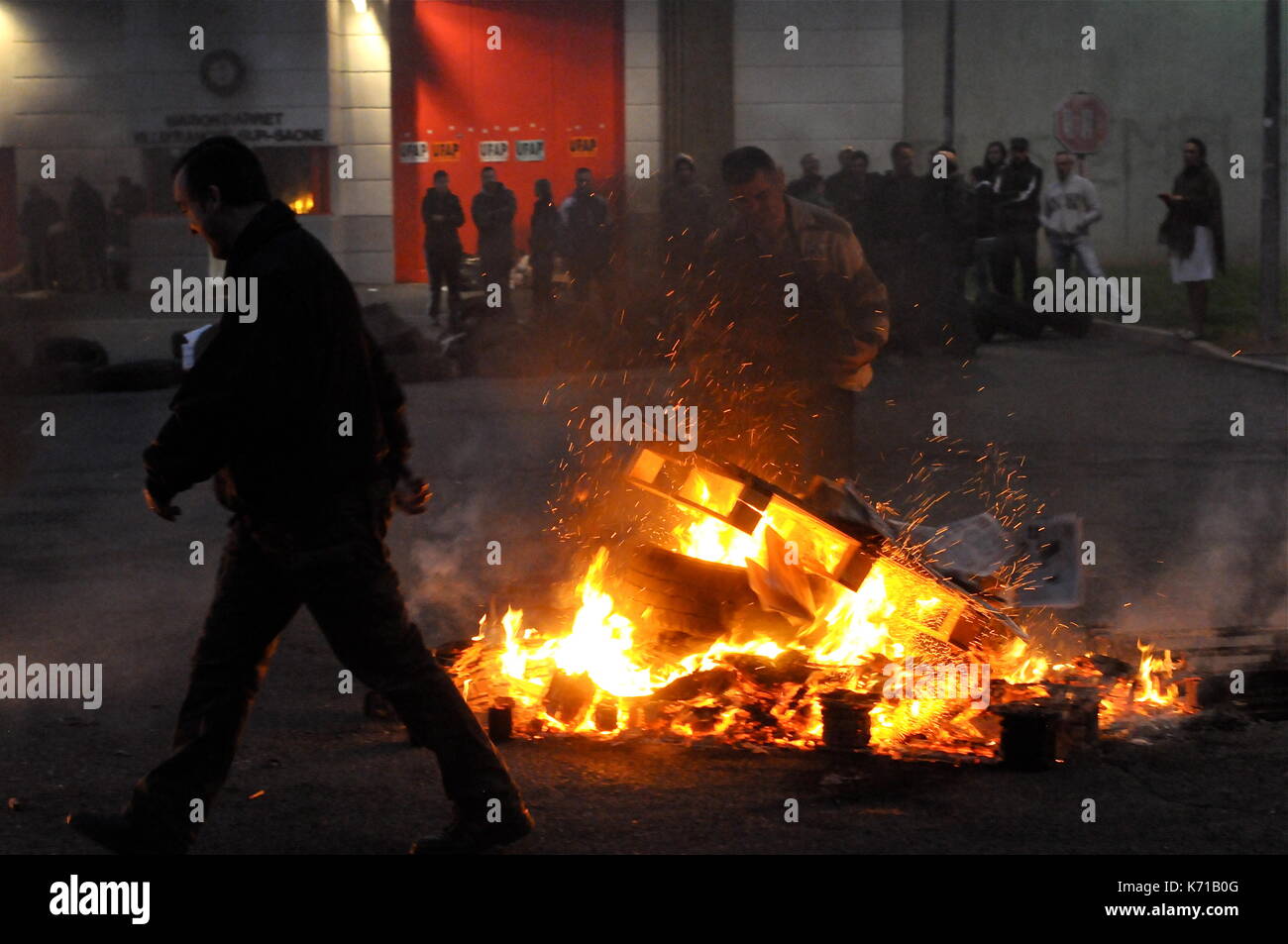 Watchmen block the access to Villefranche-sur-Saone Prison to protest ...