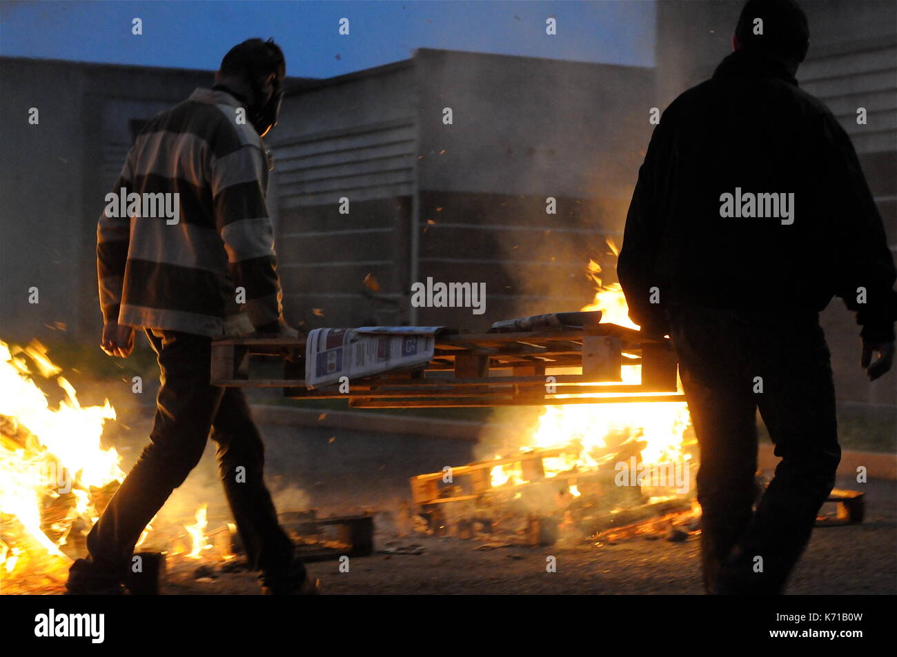 Watchmen block the access to Villefranche-sur-Saone Prison to protest ...
