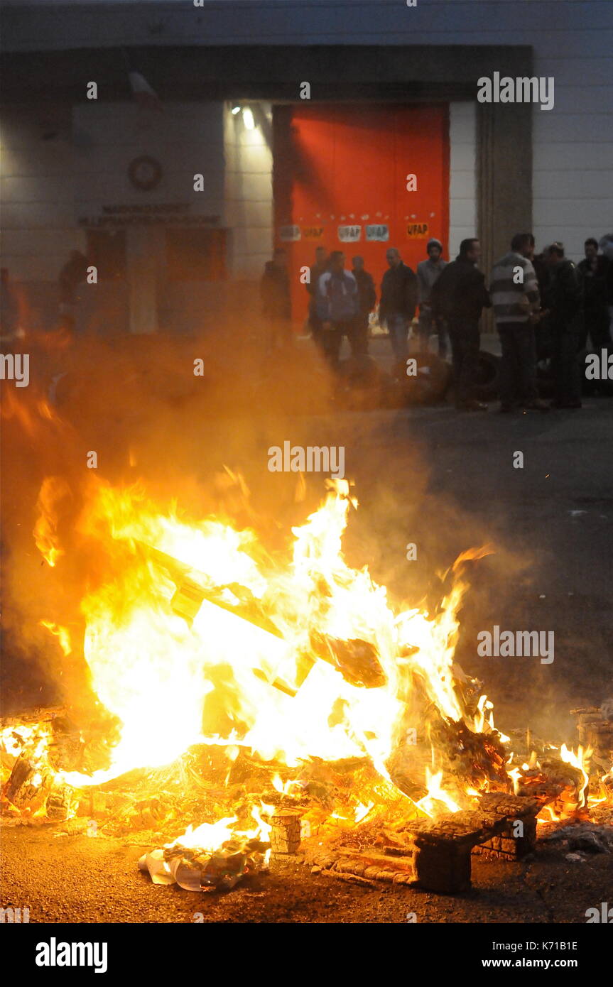 Watchmen block the access to Villefranche-sur-Saone Prison to protest ...