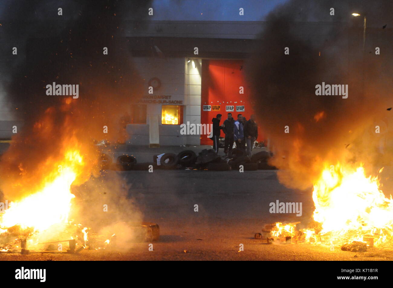 Watchmen block the access to Villefranche-sur-Saone Prison to protest ...