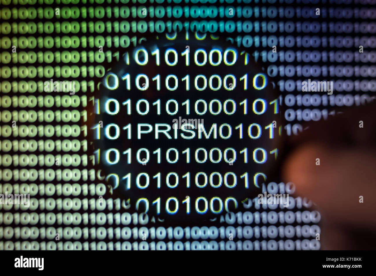 Binary code magnifying glass hi-res stock photography and images - Alamy