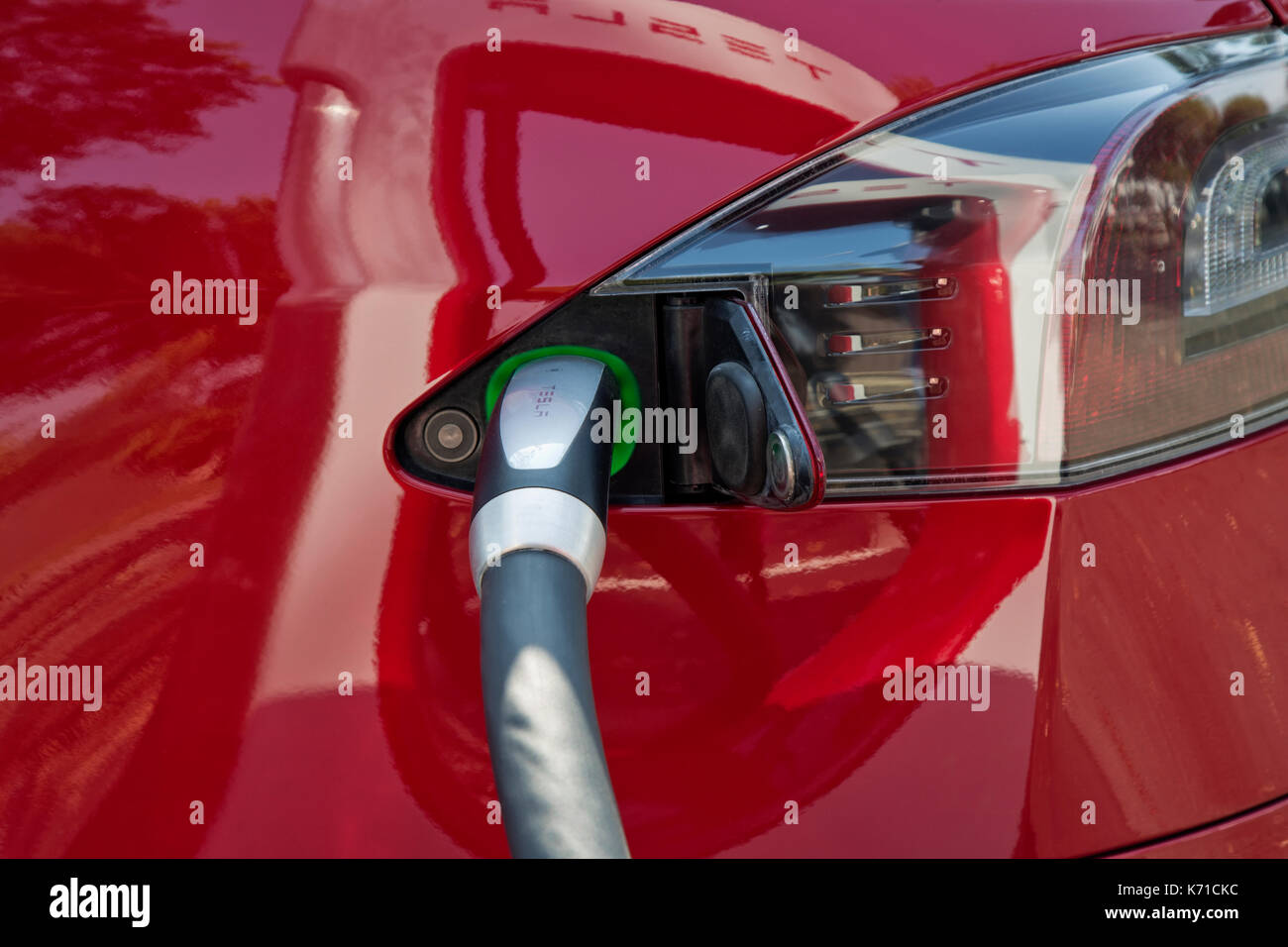 Tesla 'S' Sedan connected to 480 volt (fast charging) Supercharger ...