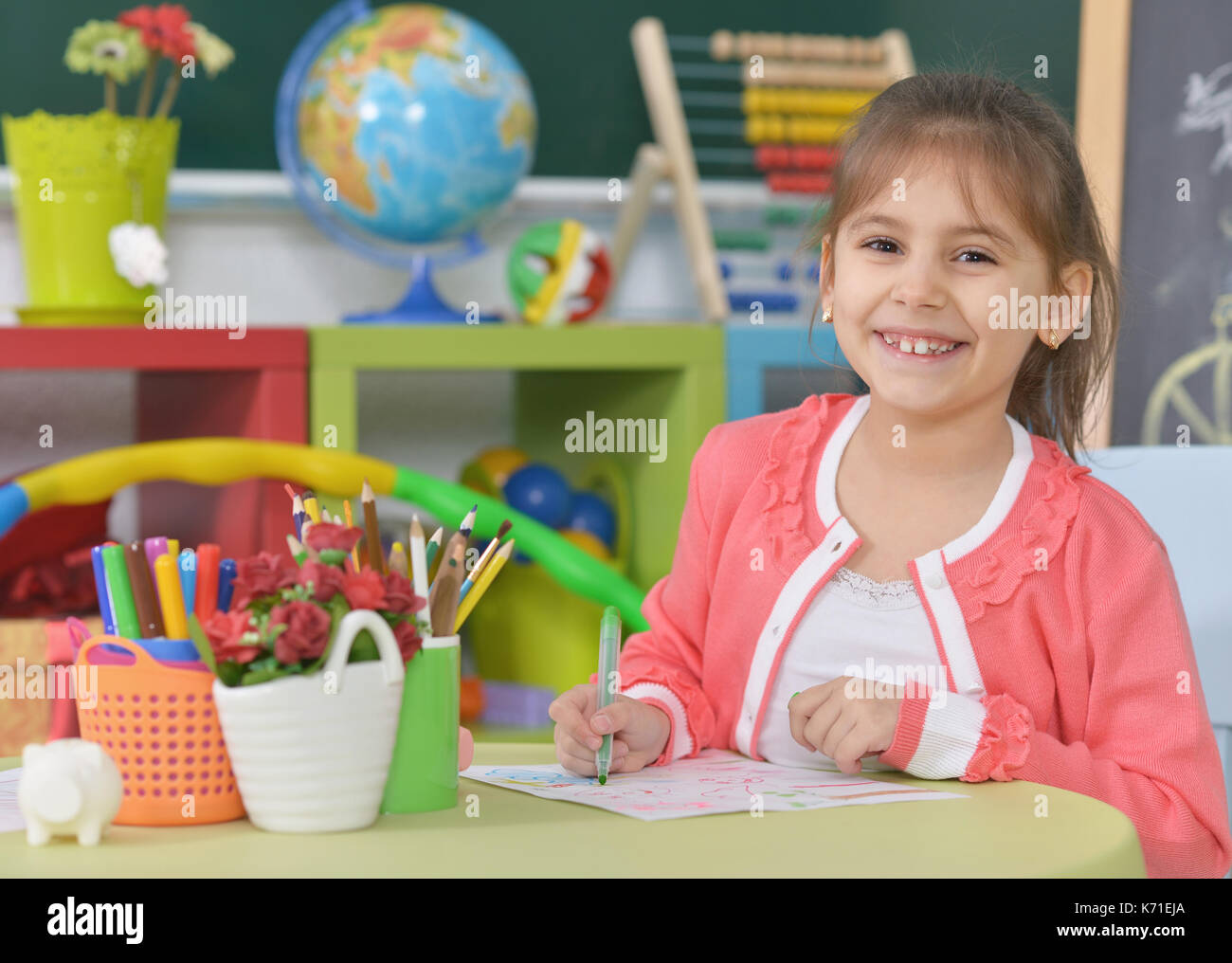 girl drawing at home Stock Photo - Alamy