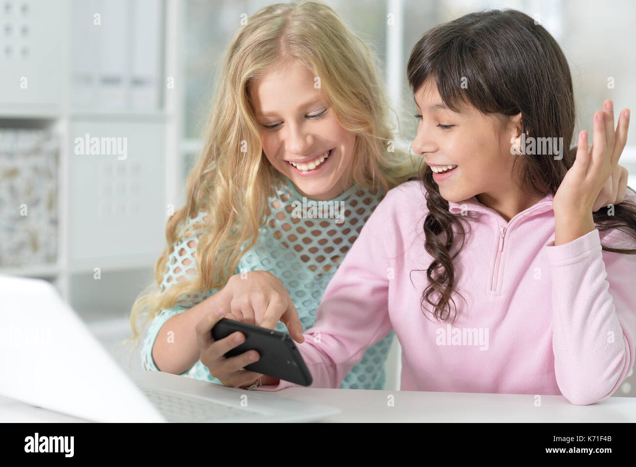 teenage girls using smartphone Stock Photo - Alamy