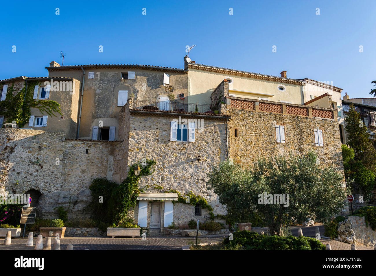 VILLAGE MEDIEVAL DU CASTELLET, VAR 83 FRANCE Stock Photo - Alamy