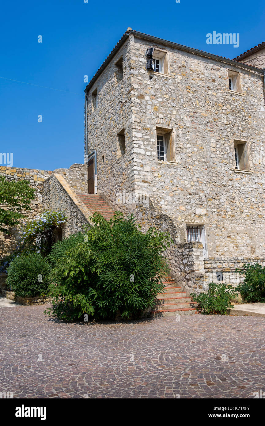 VILLAGE MEDIEVAL DU CASTELLET, VAR 83 FRANCE Stock Photo - Alamy