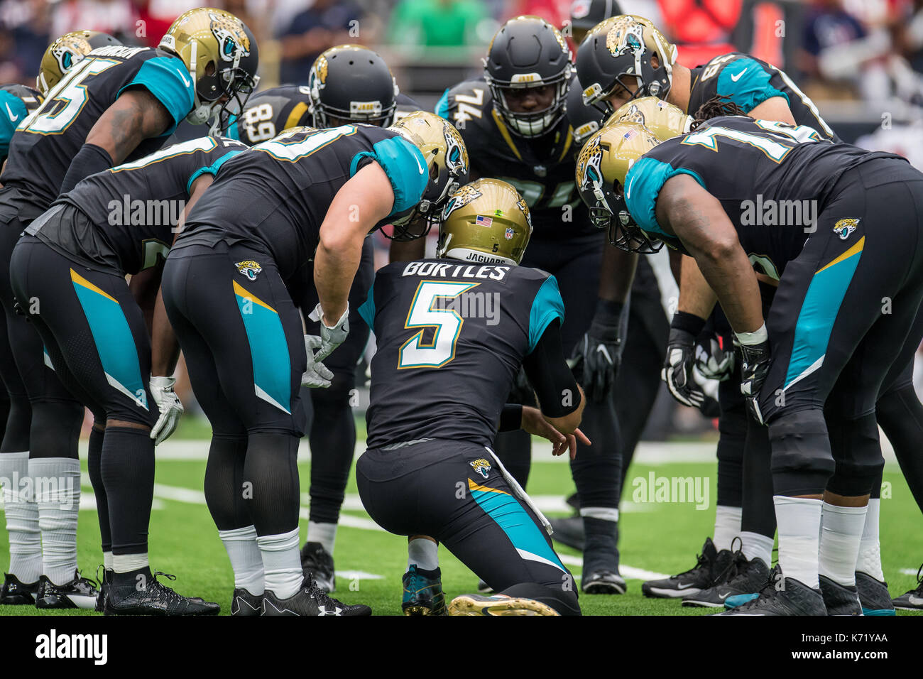 Quarterback huddle hi-res stock photography and images - Alamy