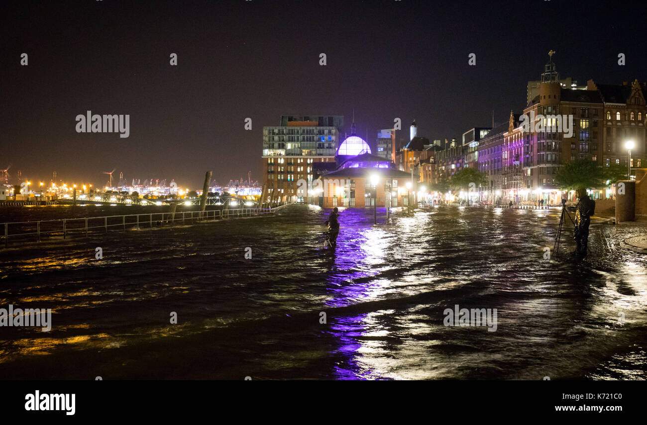 Hamburg, Germany. 13th Sep, 2017. Two photographers take pictures of ...