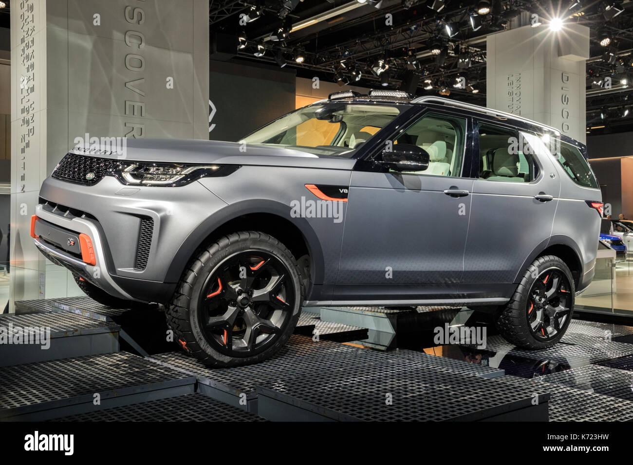 Land rover show hi-res stock photography and images - Alamy