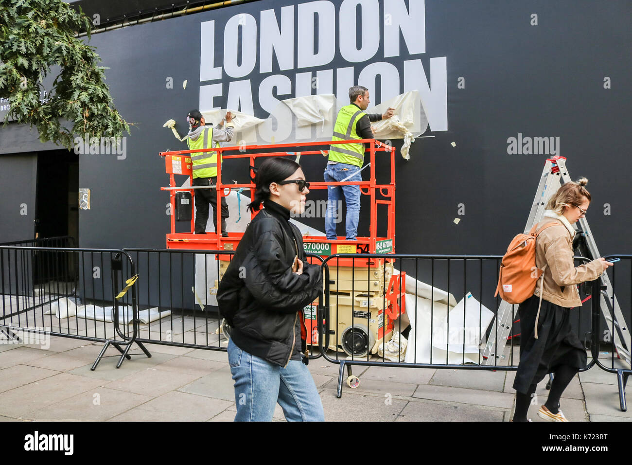 London, UK. 14th Sep, 2017. Workers place livery in preparation for ...