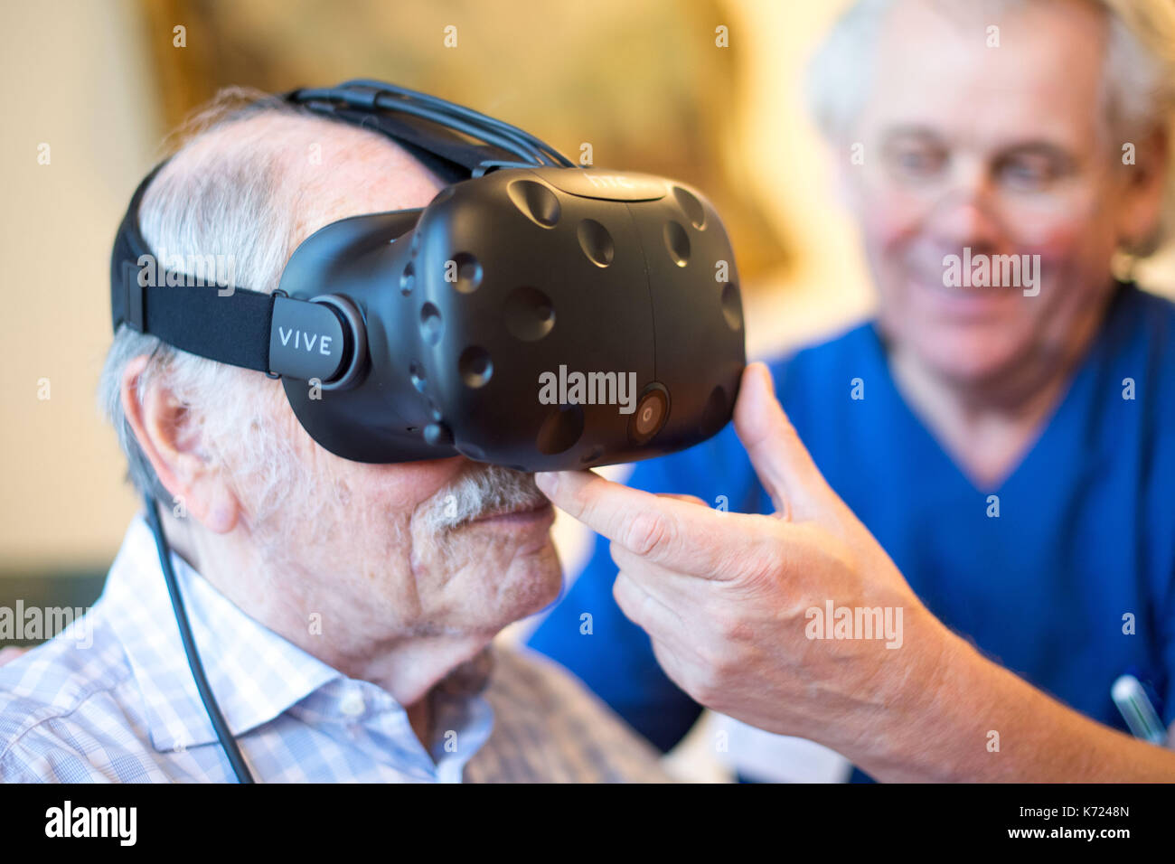dpatop - Friedhelm Caspers, head geriatrics physician, putting a pair ...