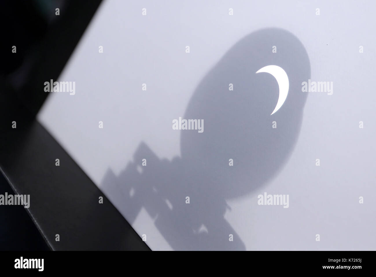 Students scope hi-res stock photography and images - Alamy