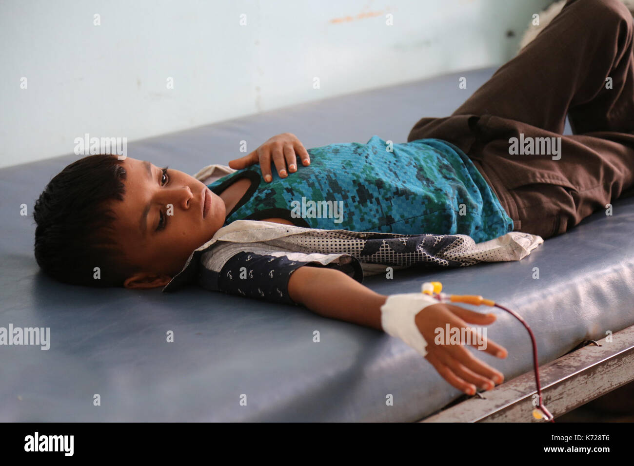 Taiz, Yemen. 26th Aug, 2017. A young child is treated for cholera in ...