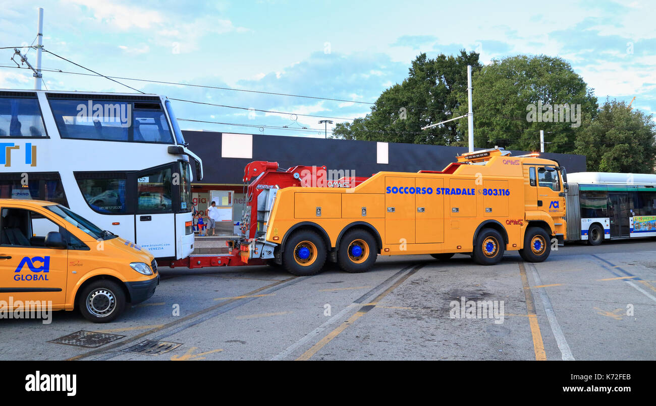 Bus roadside assistance hi-res stock photography and images - Alamy