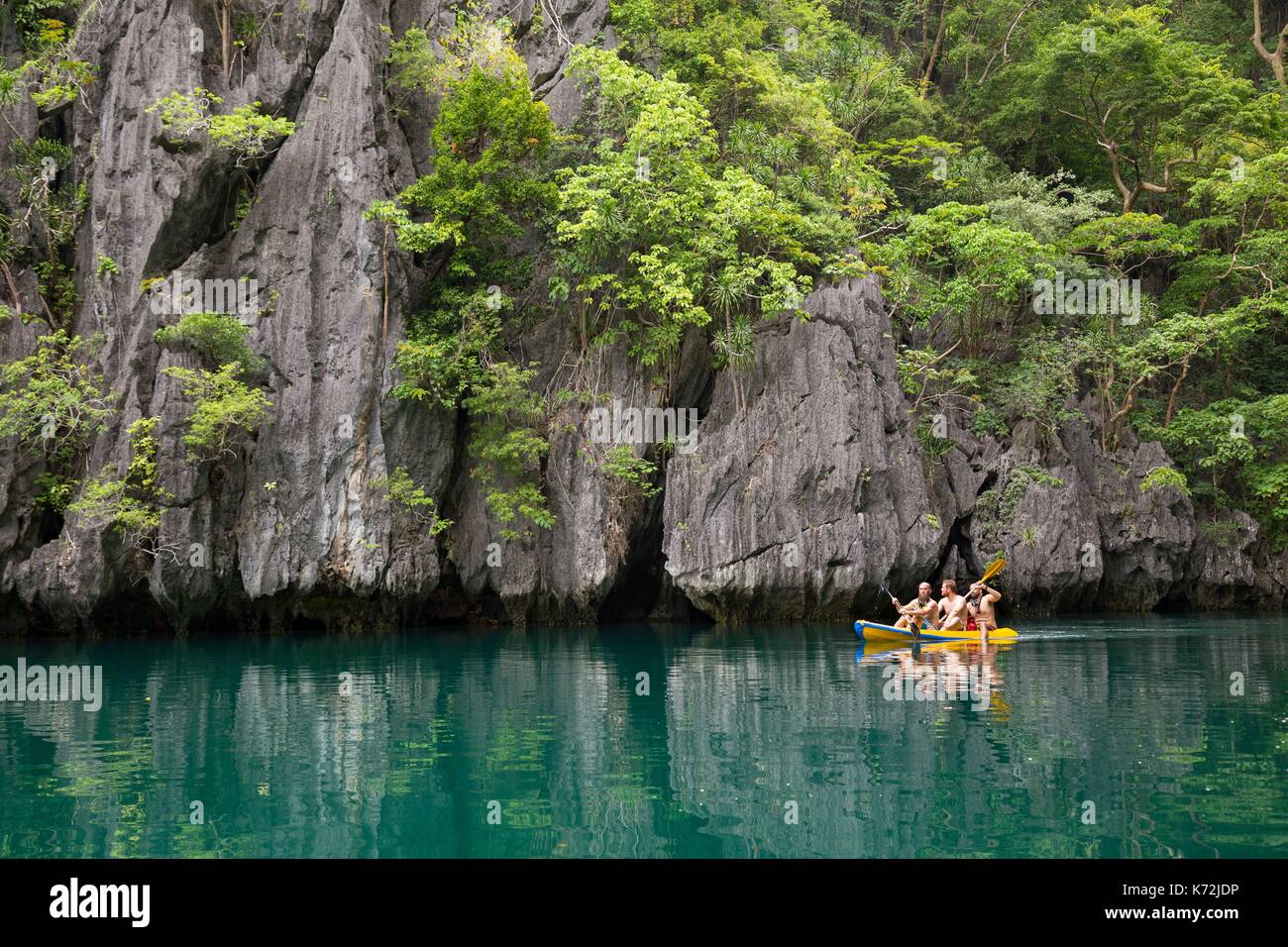 Philippines, Palawan, El Nido, Miniloc Island, group of tourists ...