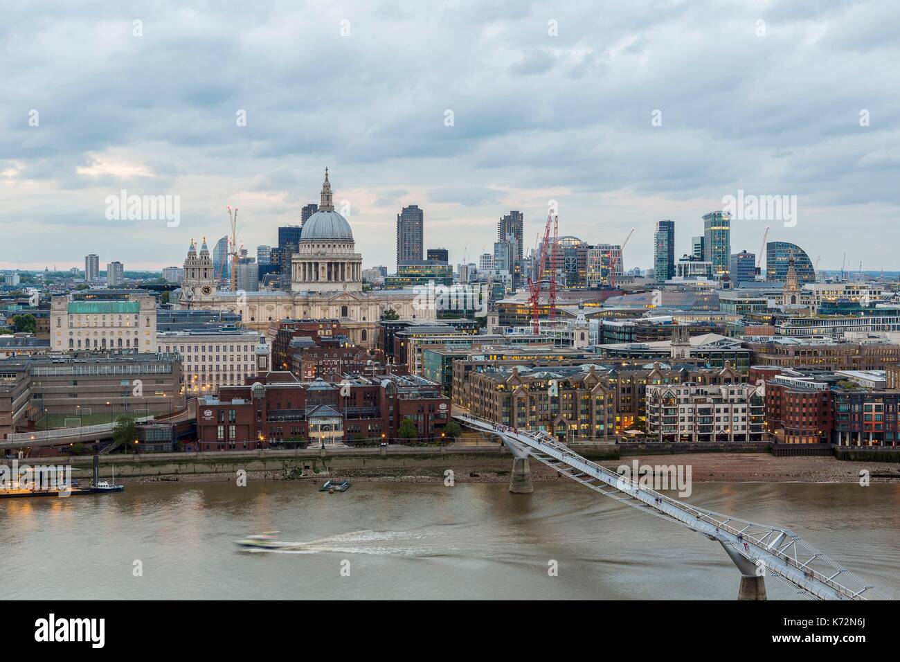 United Kingdom, London, Millenium Bridge of the architect Norman Foster ...