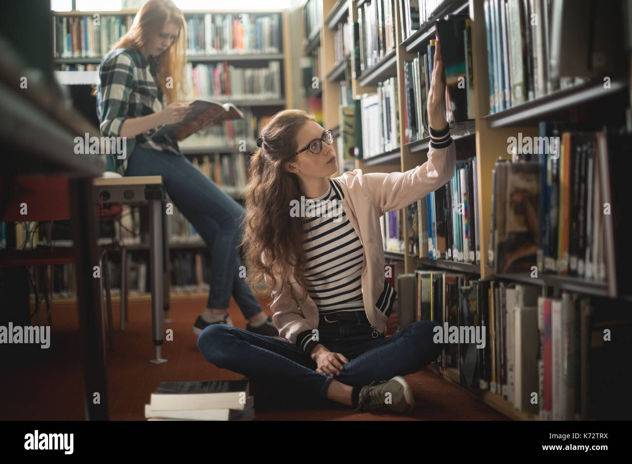 Student reading book from shelf hi-res stock photography and images - Alamy