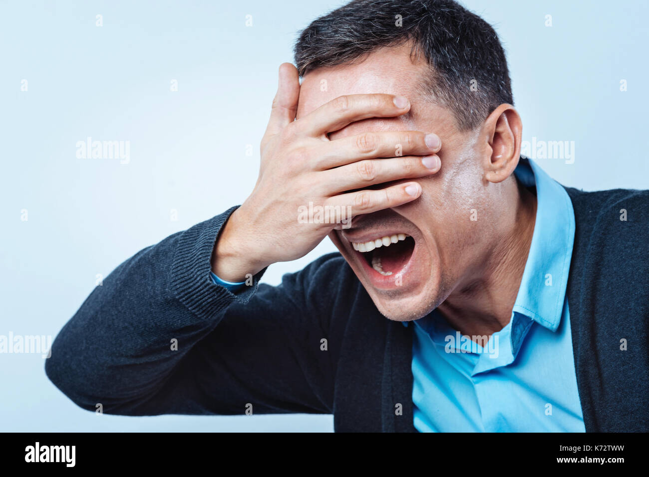 Shocked man screaming and hiding eyes Stock Photo - Alamy
