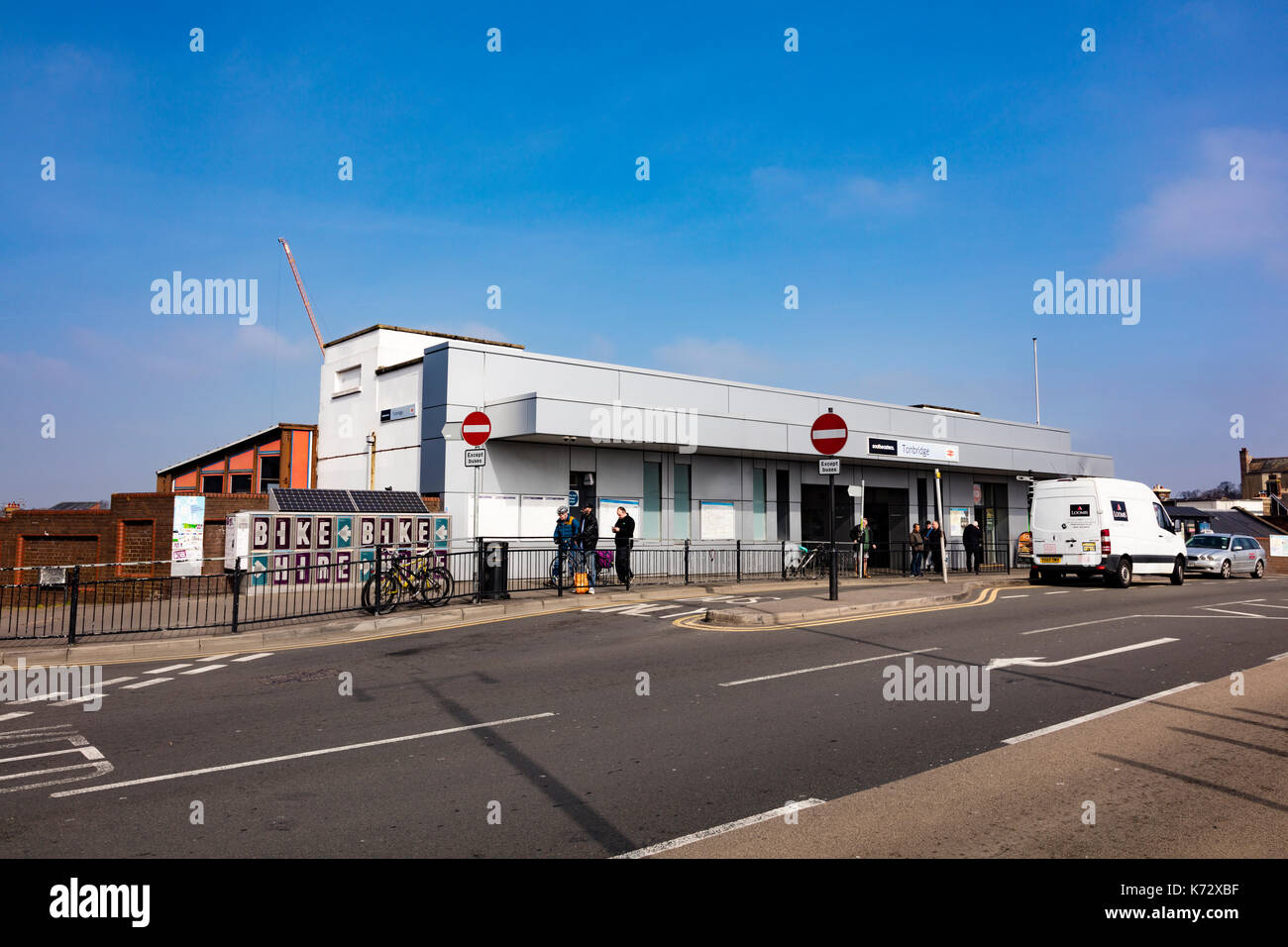 Busy Tonbridge Railway Station as passengers come and go, Kent, UK ...