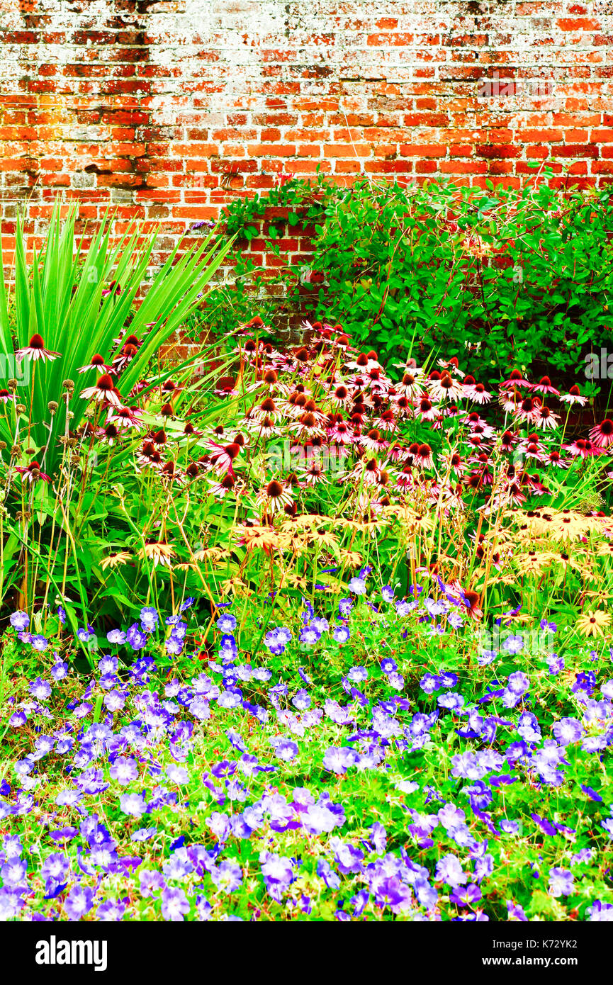 Landscaped english country garden hi-res stock photography and images ...