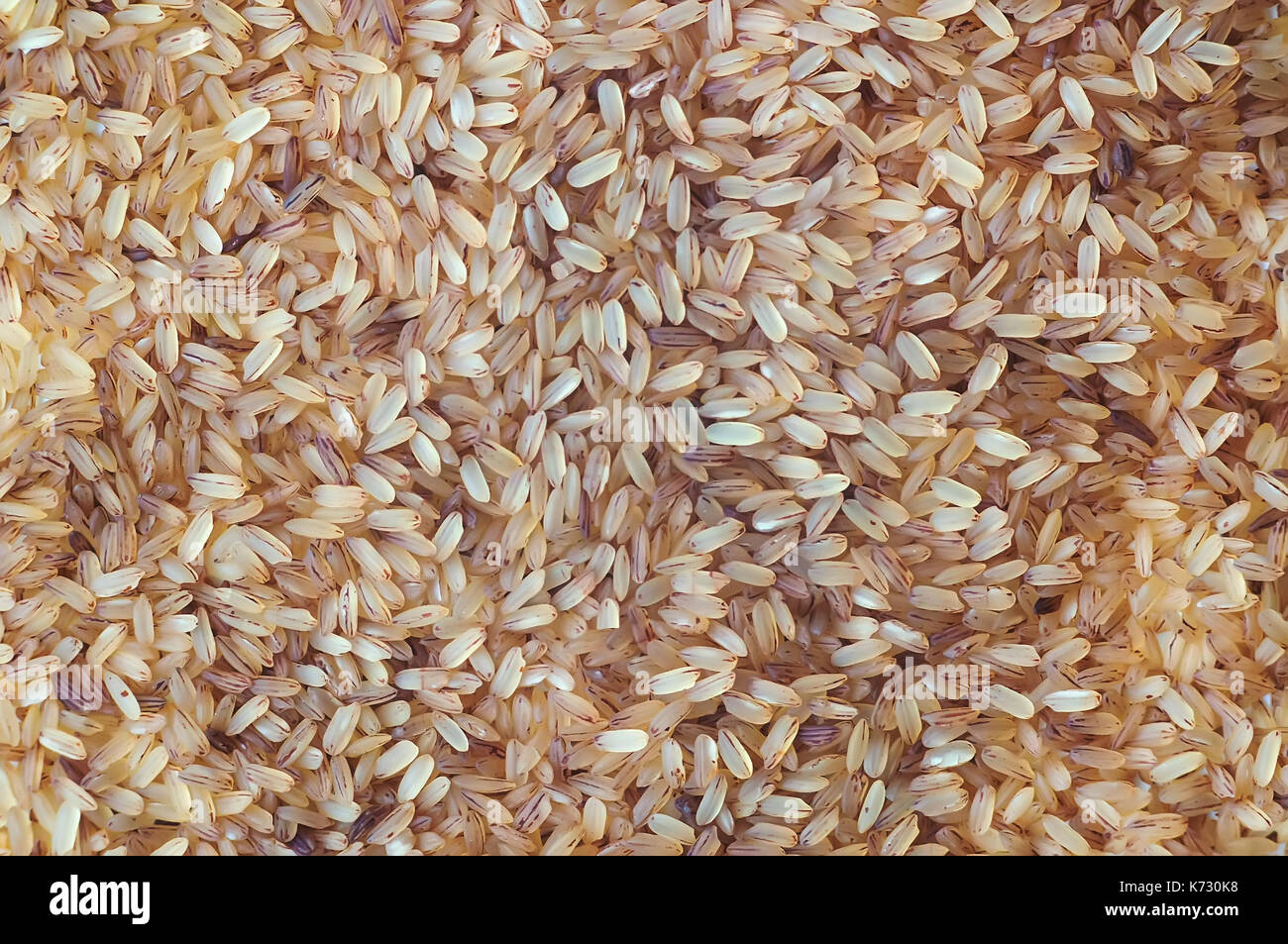 Brown rice background texture. Striped long-grain rice Stock Photo - Alamy