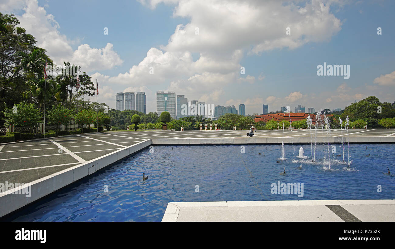 Water fountain in the park hi-res stock photography and images - Alamy