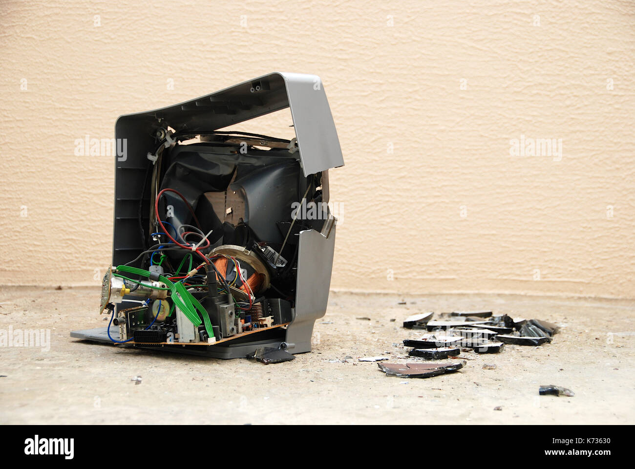 Smashed tv hi-res stock photography and images - Alamy