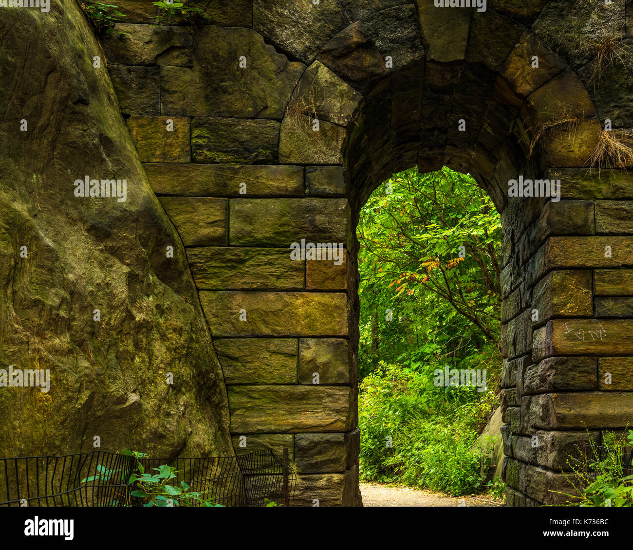 Stone bridge located in Central Park, New York, the structure of which ...