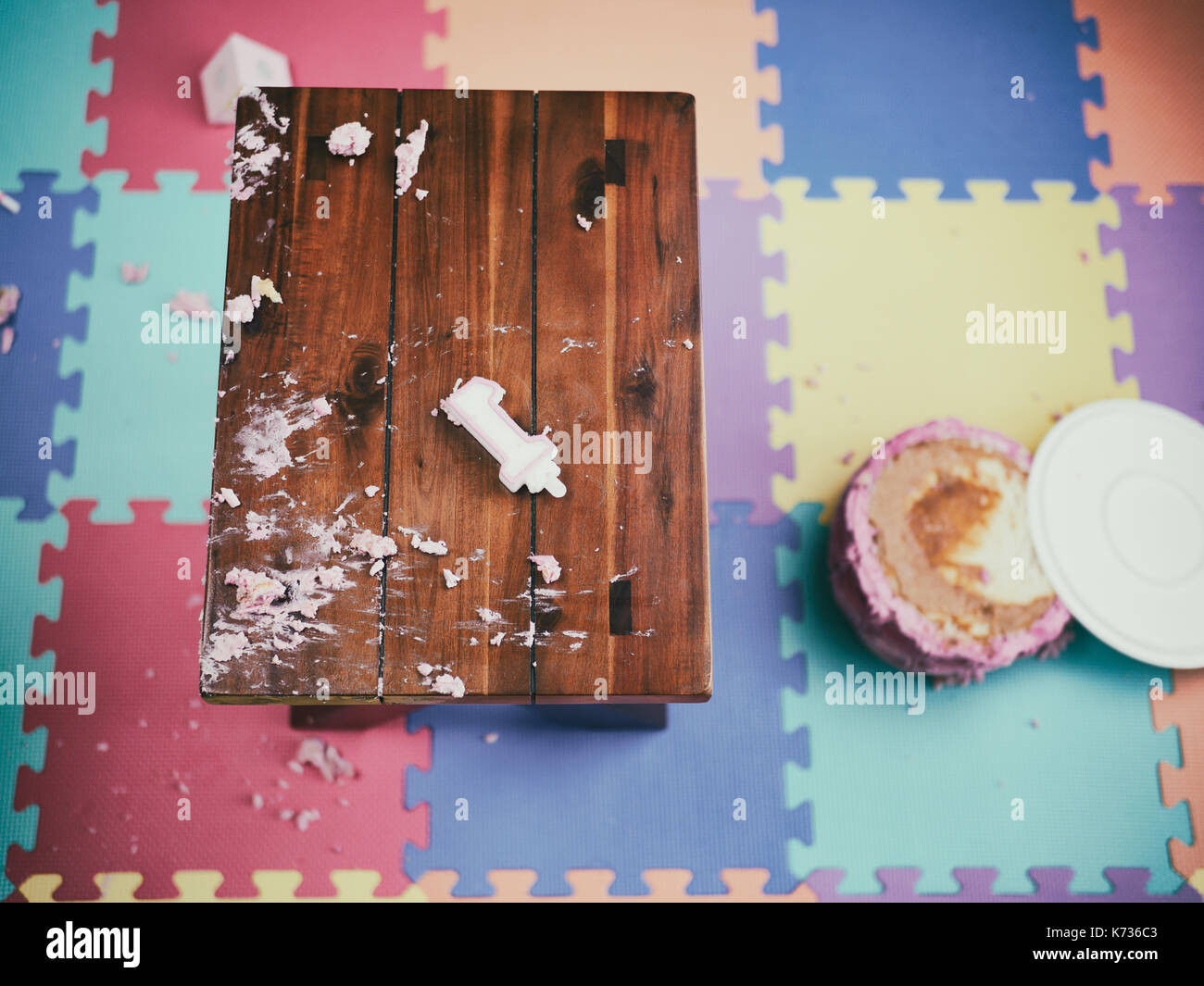 smashed cake by baby on her first birthday party Stock Photo - Alamy