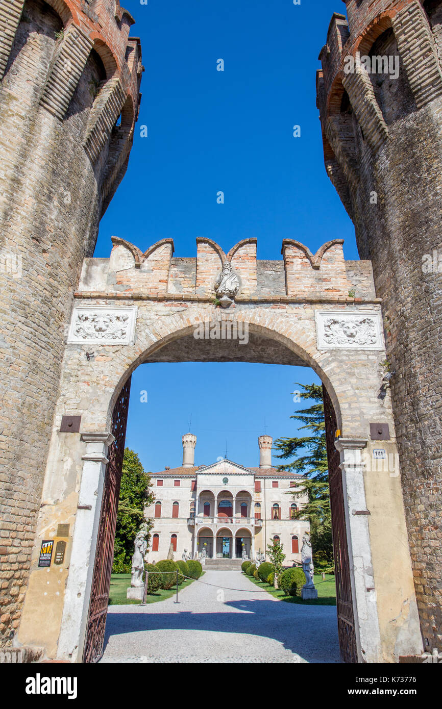 Castello di Roncade and the pre-Palladian Villa Giustinian in Roncade ...
