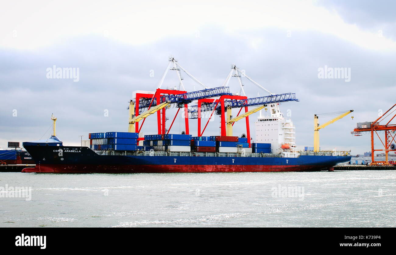 New york port container ship hi-res stock photography and images - Alamy