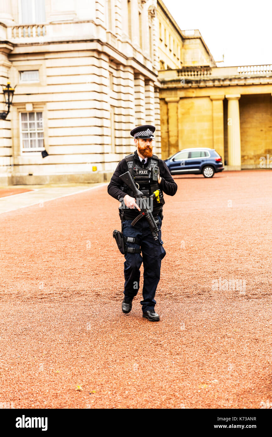 Armed police uk hi-res stock photography and images - Alamy
