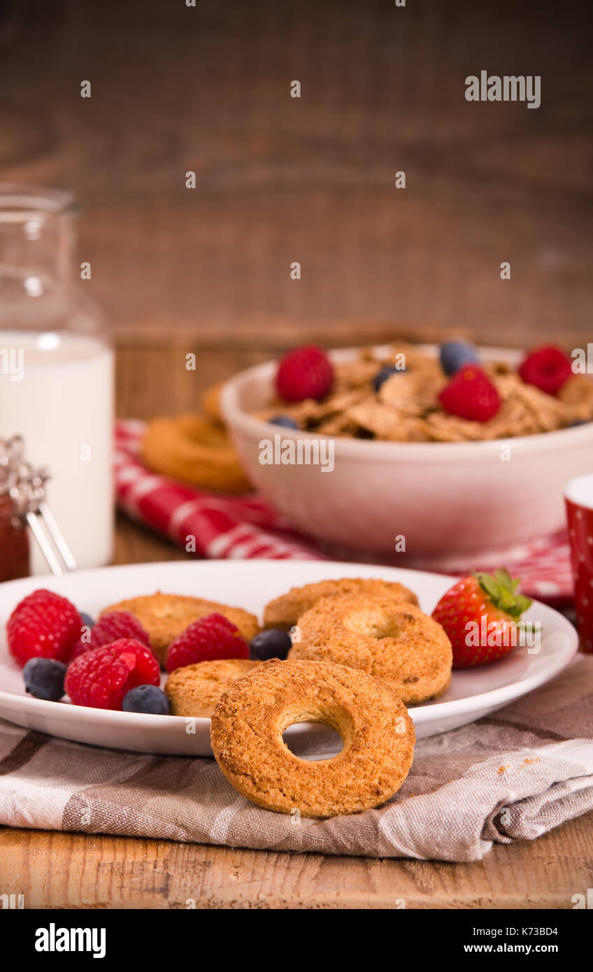 Breakfast with wholegrain cereals Stock Photo - Alamy