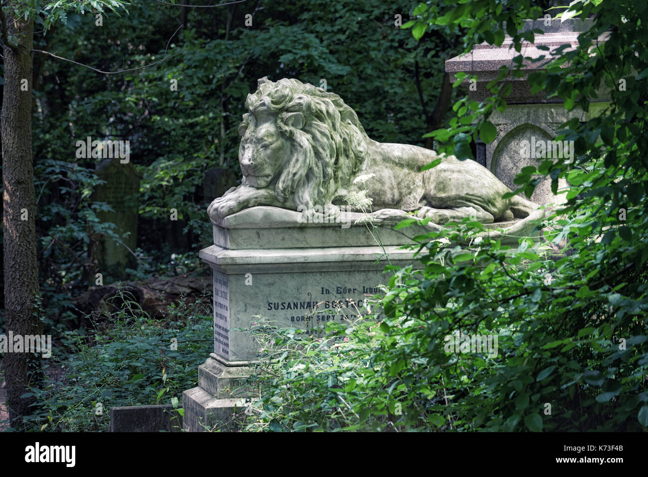 abney park cemetery lion tombstone Stock Photo - Alamy