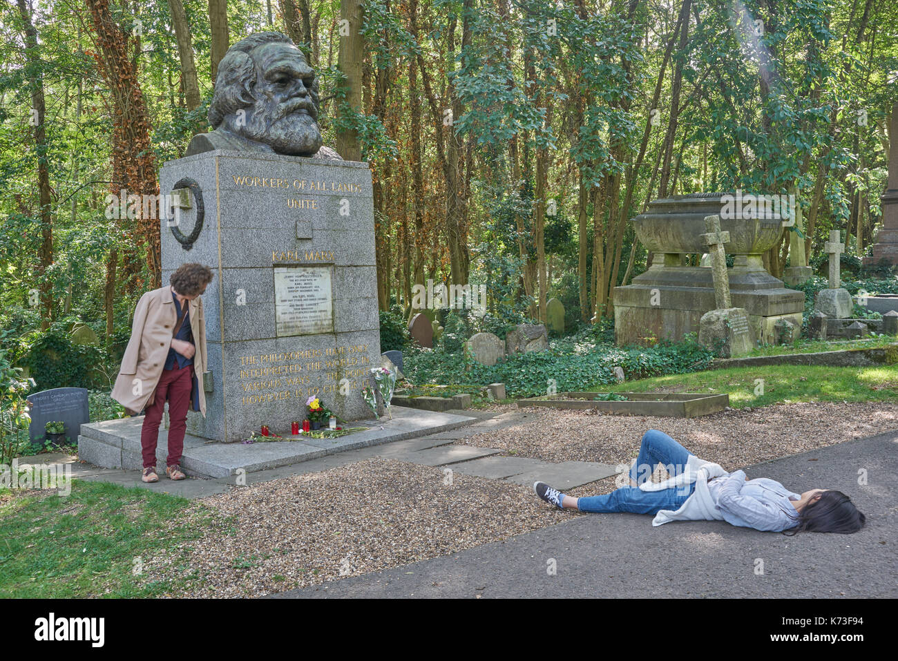 karl marx tomb highgate cemetery Stock Photo - Alamy