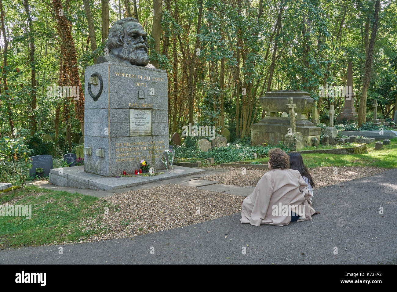 Karl marx gravestone highgate cemetery hi-res stock photography and ...