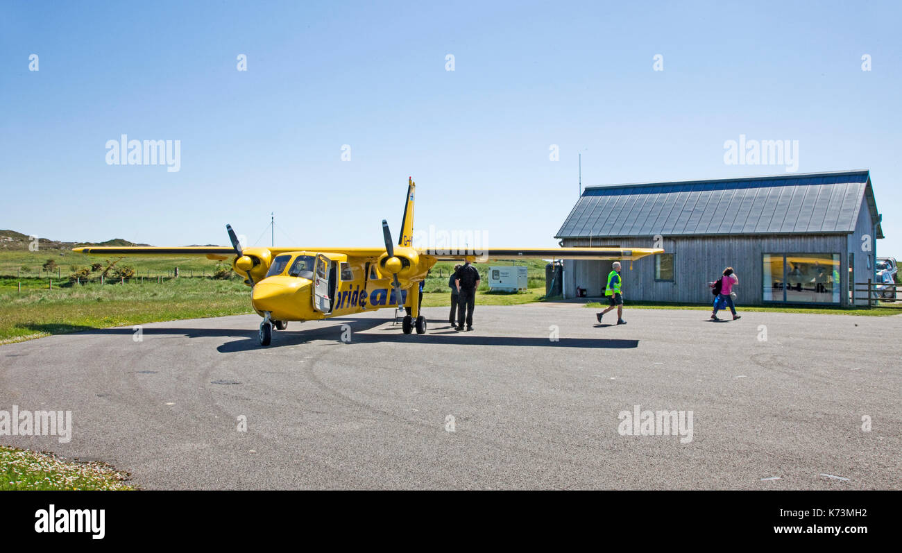 Twin Otter at Coll Airport, Hebrides Stock Photo - Alamy