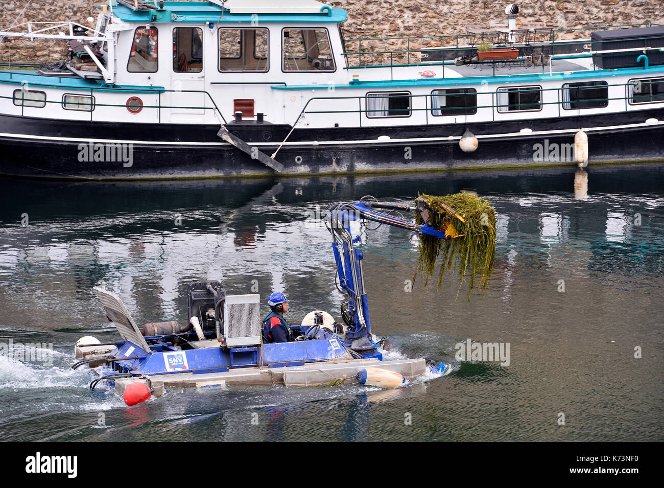 Cleaning barge on Port de l'Arsenal, Paris, France Stock Photo - Alamy