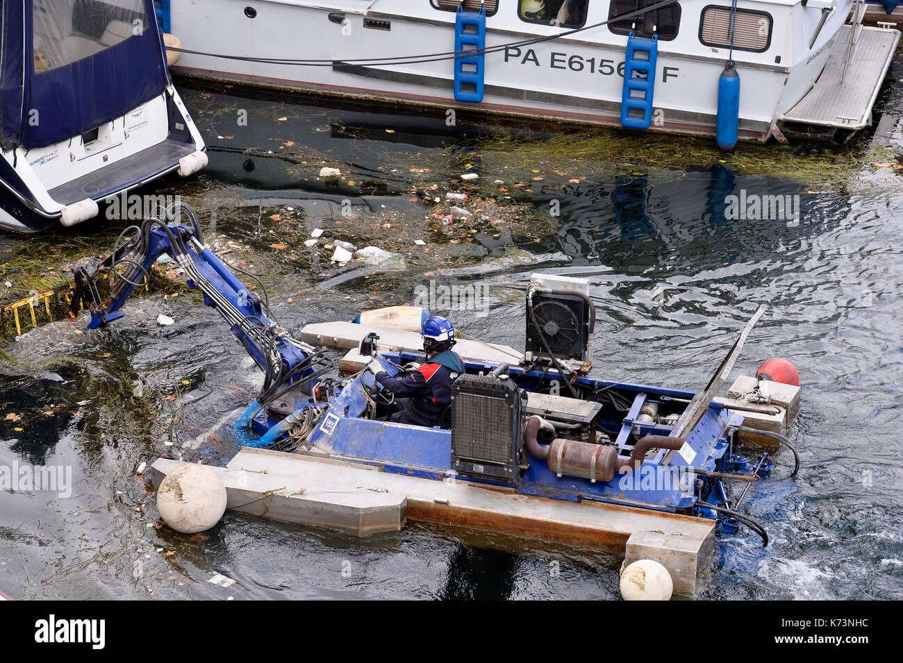 Cleaning barge hi-res stock photography and images - Alamy