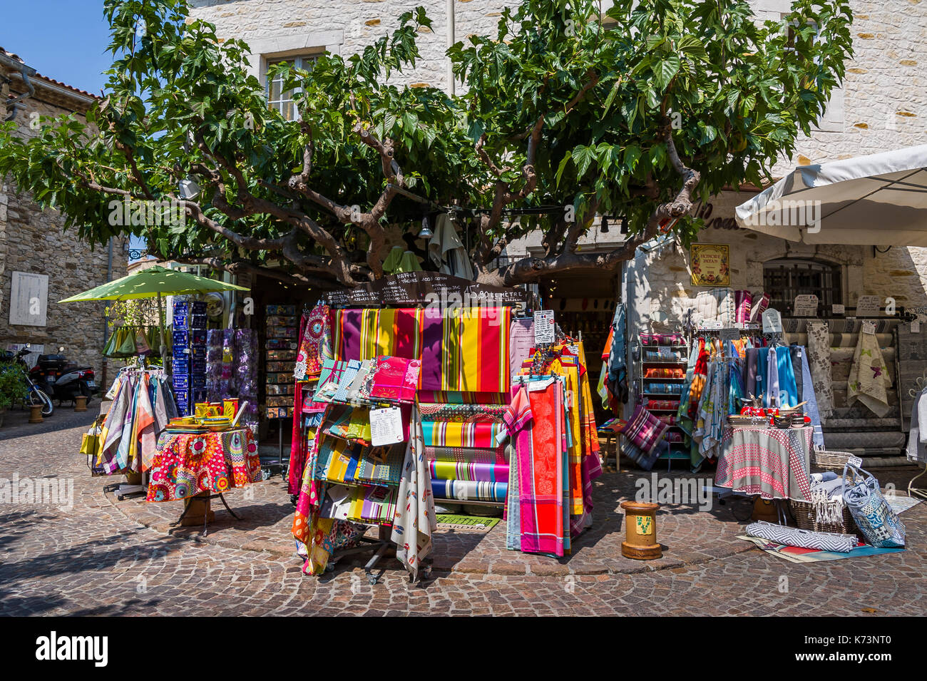 VILLAGE MEDIEVAL DU CASTELLET, VAR 83 FRANCE Stock Photo - Alamy