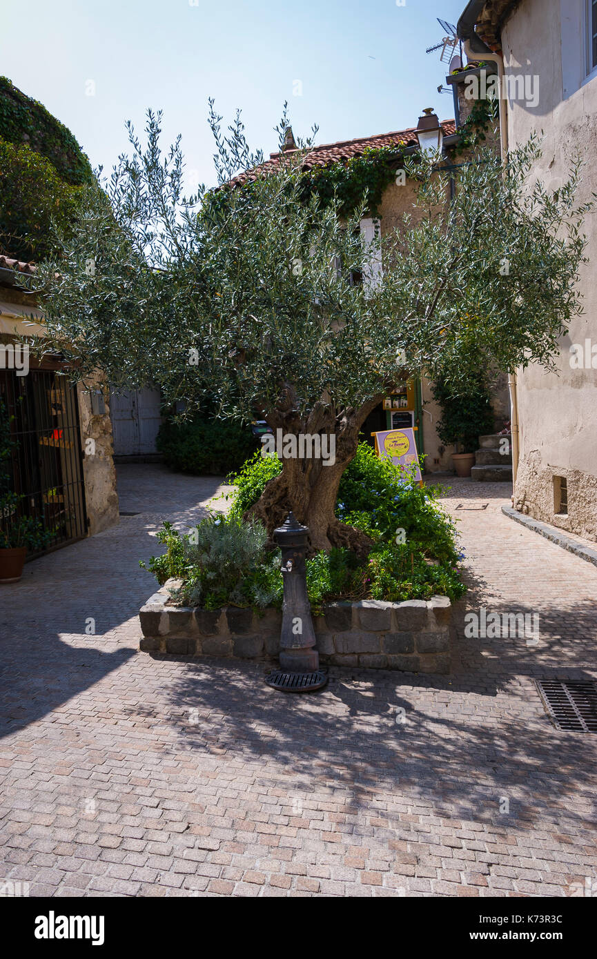VILLAGE MEDIEVAL DU CASTELLET, VAR 83 FRANCE Stock Photo - Alamy