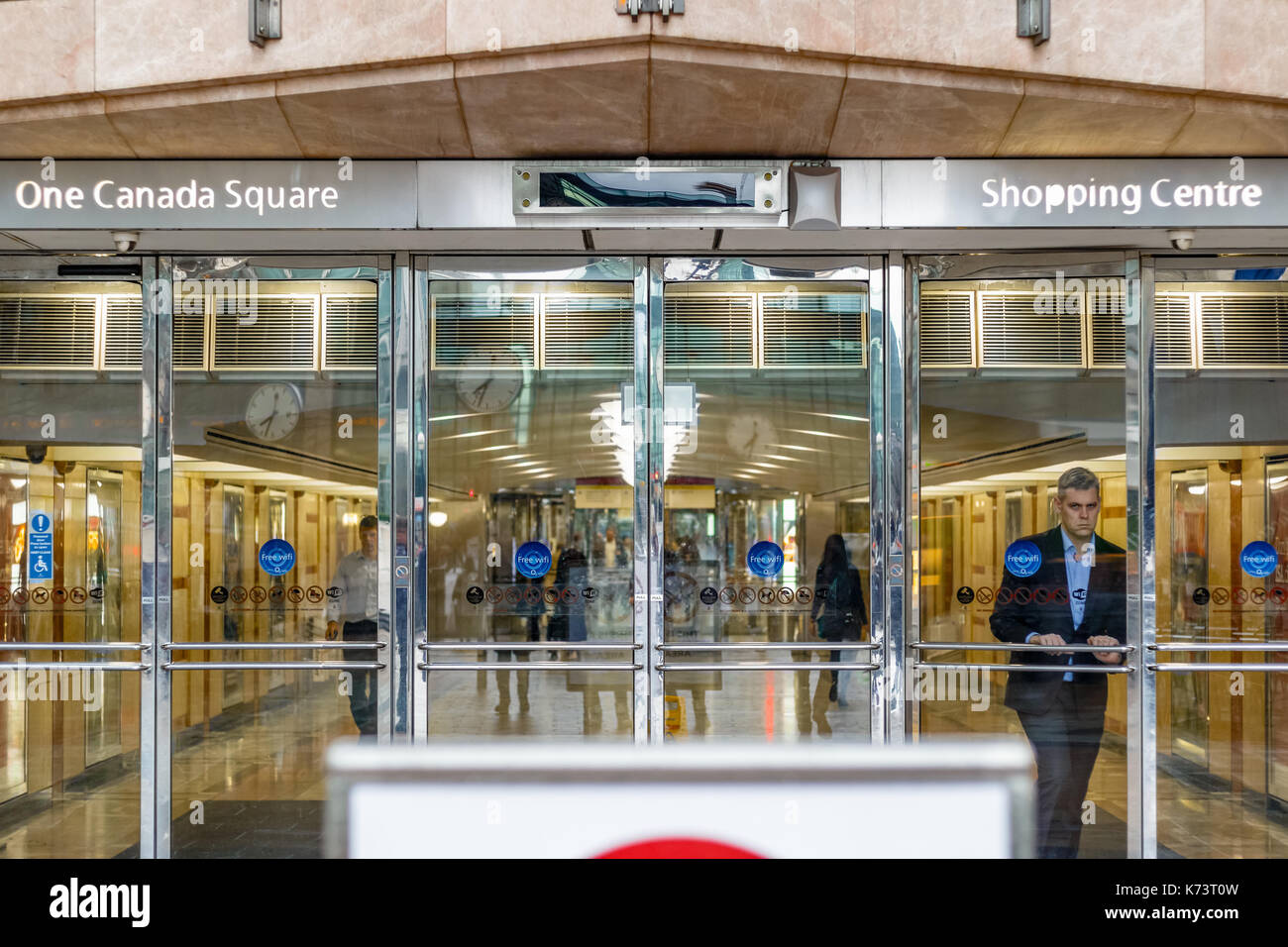 15 canada square canary wharf hi-res stock photography and images - Alamy