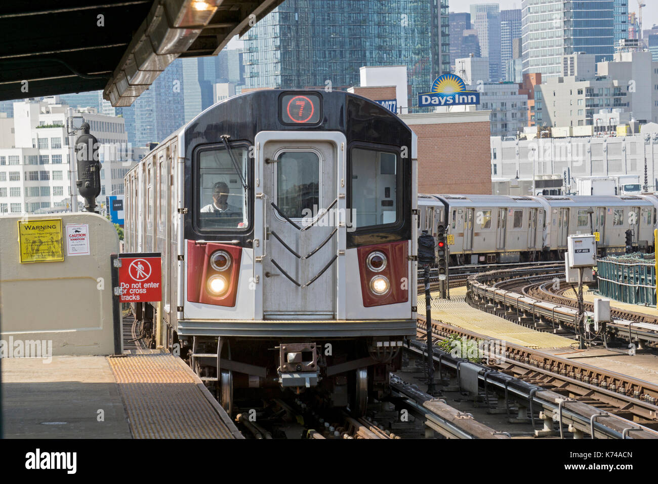 Number 7 subway platform hi-res stock photography and images - Alamy